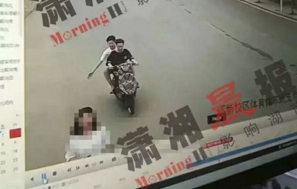 色屁孩騎車摸女生屁股 摸到大姐頭「被十幾人抓起來!」 Etnews大陸 Etnews新聞雲
